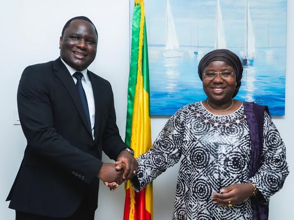 Passation de service au Ministère des Pêches : Dr Fatou Diouf transmet ...